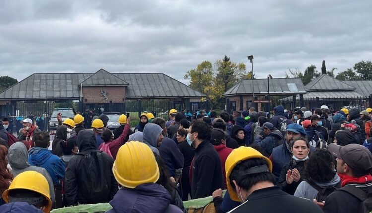 Marcha y protesta de cooperativistas echados frente al country donde ... Marcha y protesta de cooperativistas echados frente al country donde ...